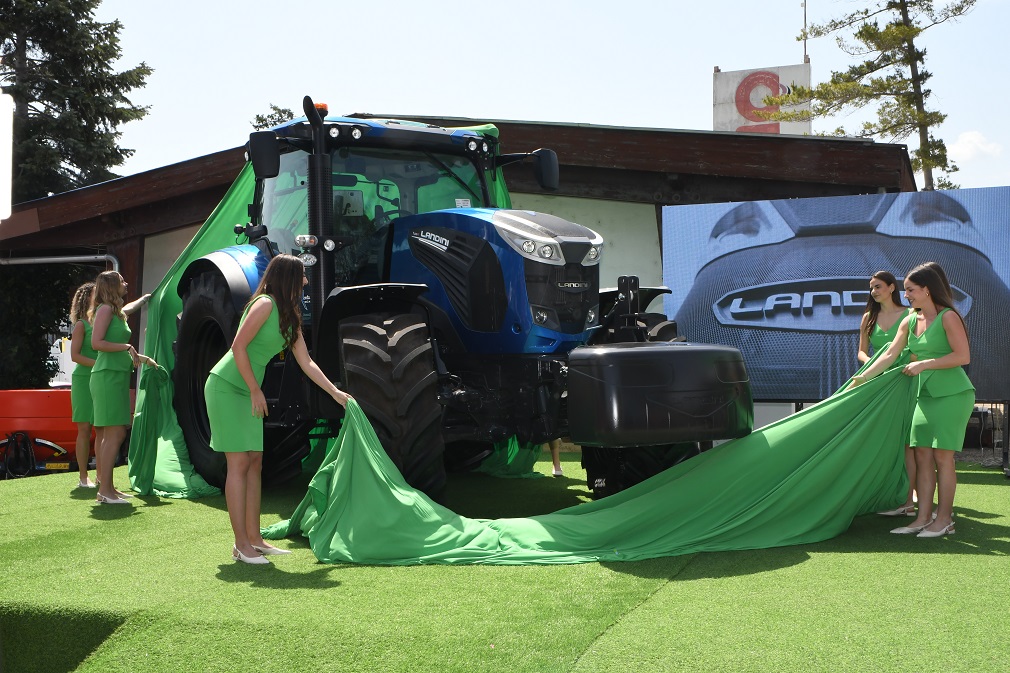 Delta Agrar predstavio najnoviji traktor na novosadskom Poljoprivrednom ...