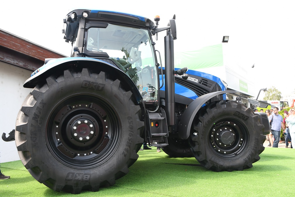 Delta Agrar predstavio najnoviji traktor na novosadskom Poljoprivrednom ...